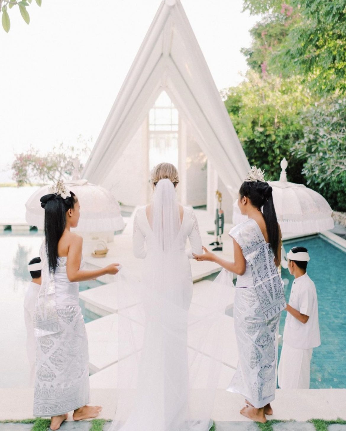 Resepsi Pernikahan Dengan Tema Dekorasi Putih 2025 - IdeWedding