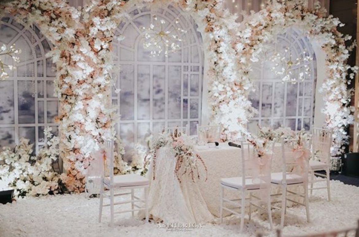 Resepsi Pernikahan Dengan Tema Dekorasi Putih 2025 - IdeWedding
