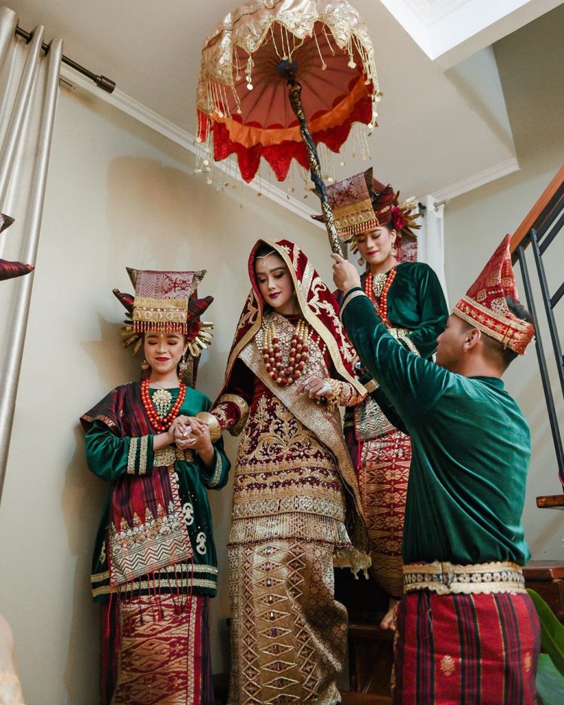 Prosesi Pra Pernikahan Adat Minang yang Sarat Makna - IdeWedding